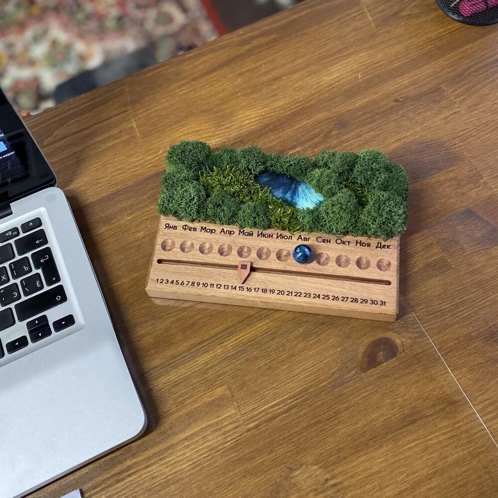 Вечный настольный календарь Дом мха-MossArt, из массива дерева, со мхом