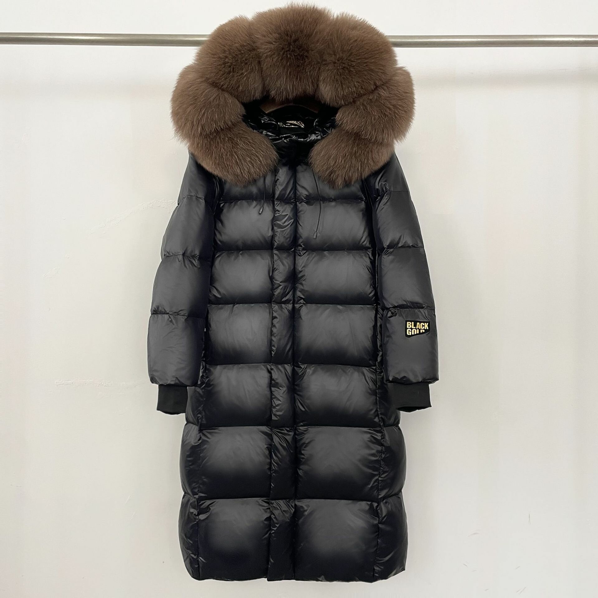 Новая женская куртка-пуховик с большим меховым воротником из лисьего меха, длинная, модная, черная с золотым замком, теплая, с капюшоном.