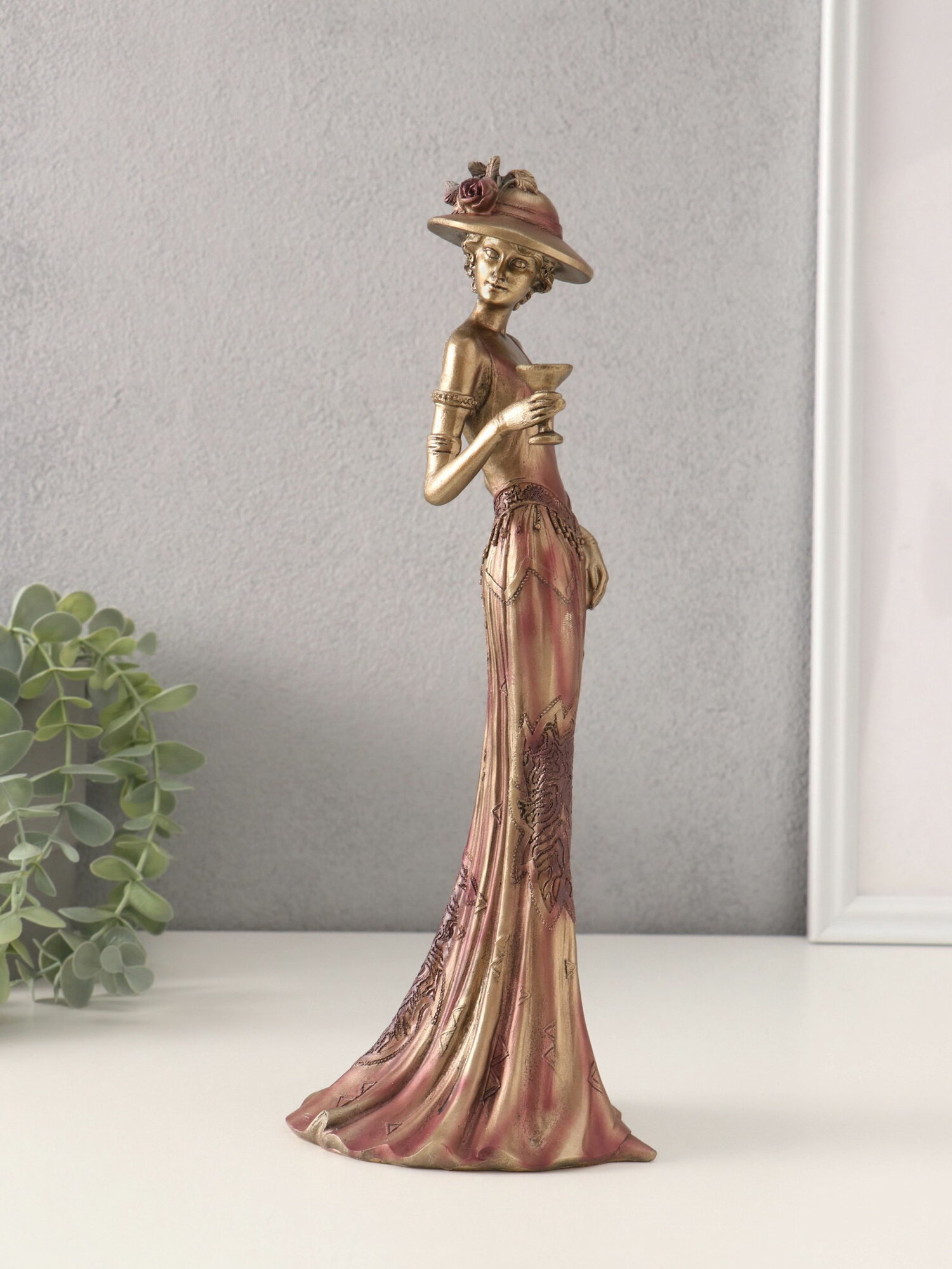 Фигурка полистоун "Девушка в платье 20-30-х годов с бокалом", 12.5x9.5x31.5 см