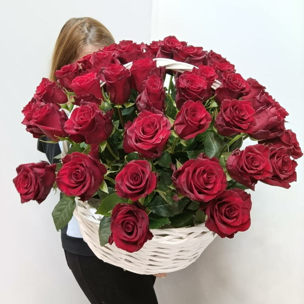 Корзина для цветов "Вау", с розами и ветвями эвкалипта, высота 43 см, для дня рождения