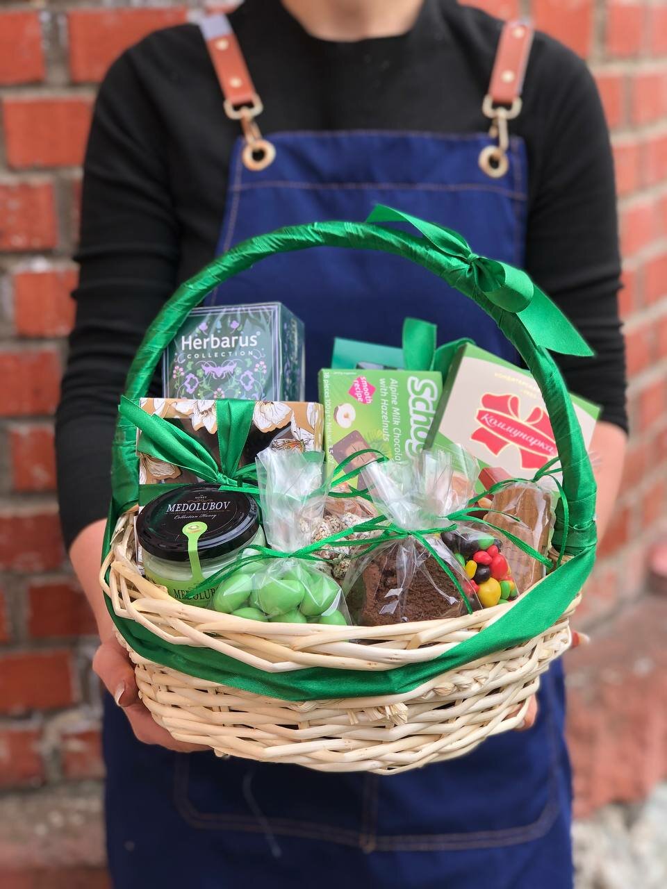 Подарочная корзина "Зеленая магия", с орехами, чаем и сладостями