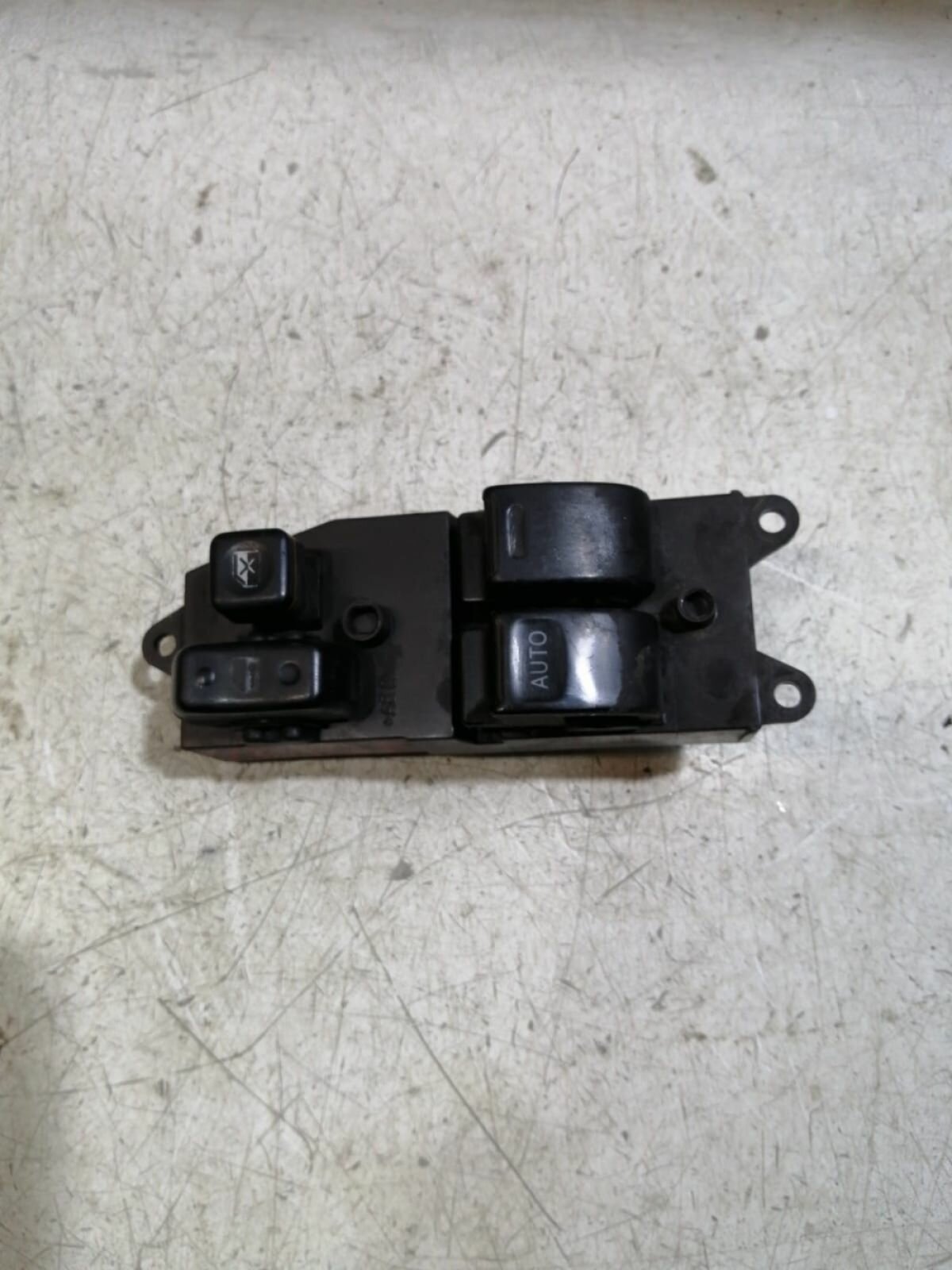 Блок управления стеклоподъемниками Toyota Yaris 8482010100