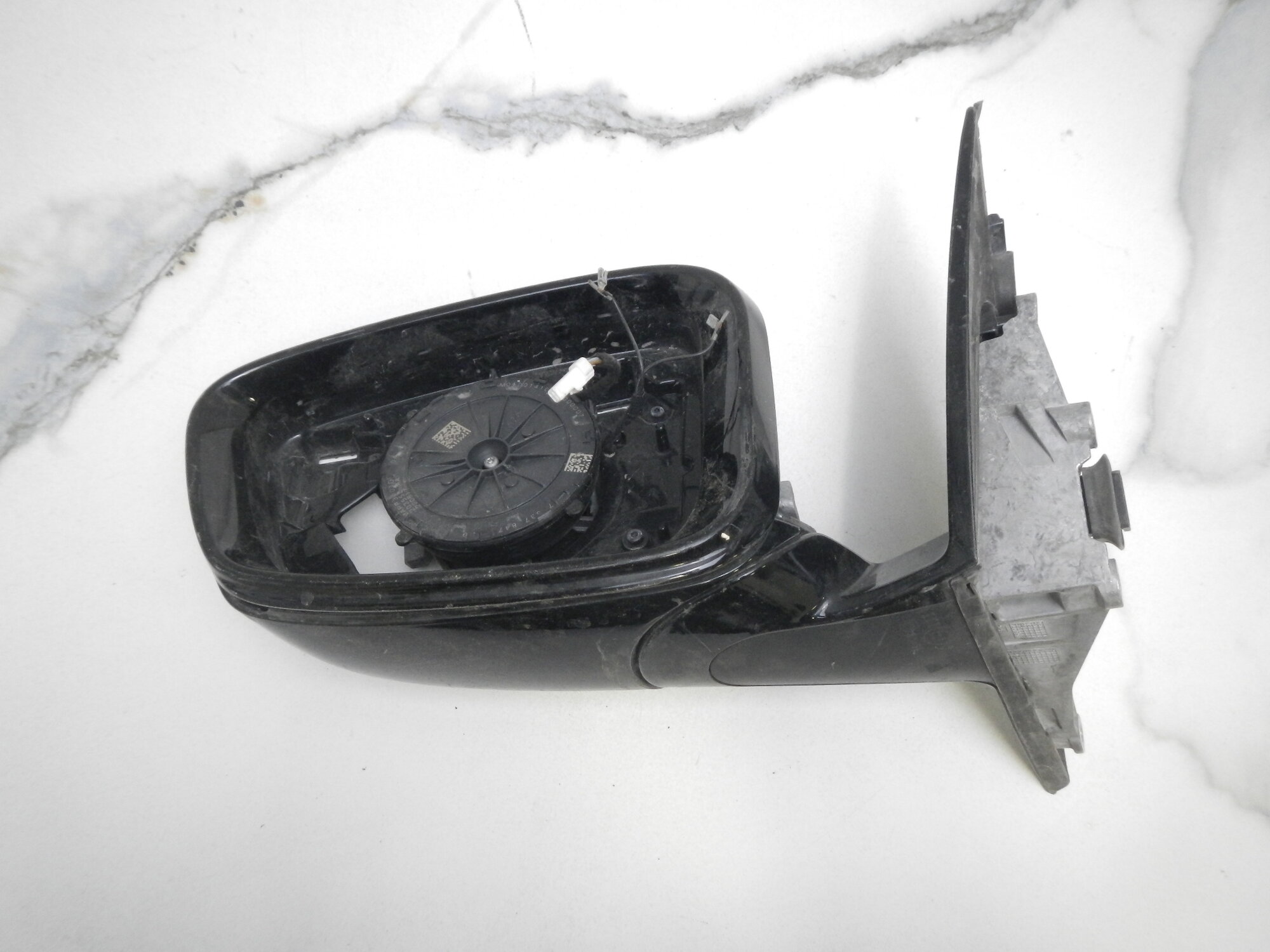 Б/У Зеркало левое электрическое, BMW (БМВ)-5 (G30) (16-) BMW 5 (G30) (16-) 5 контактов. Отколоты куски корпуса, царапины,...