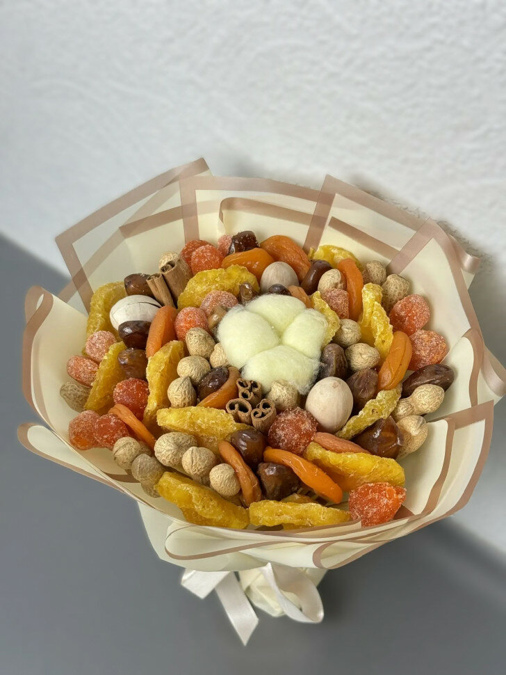 Букет из сухофруктов с орехами и хлопком (BuketOnline)