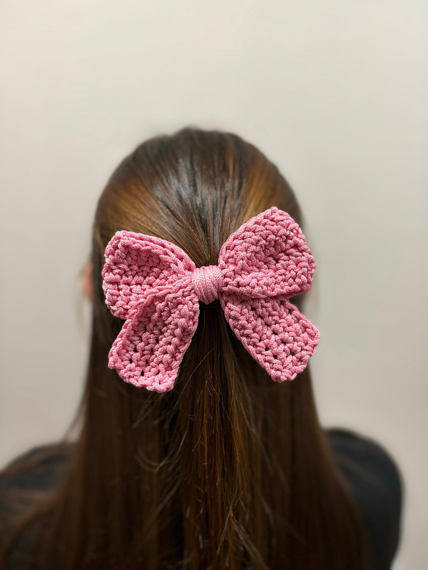Резинка для волос с вязаным бантом ручной работы, розовый бантик 11х9