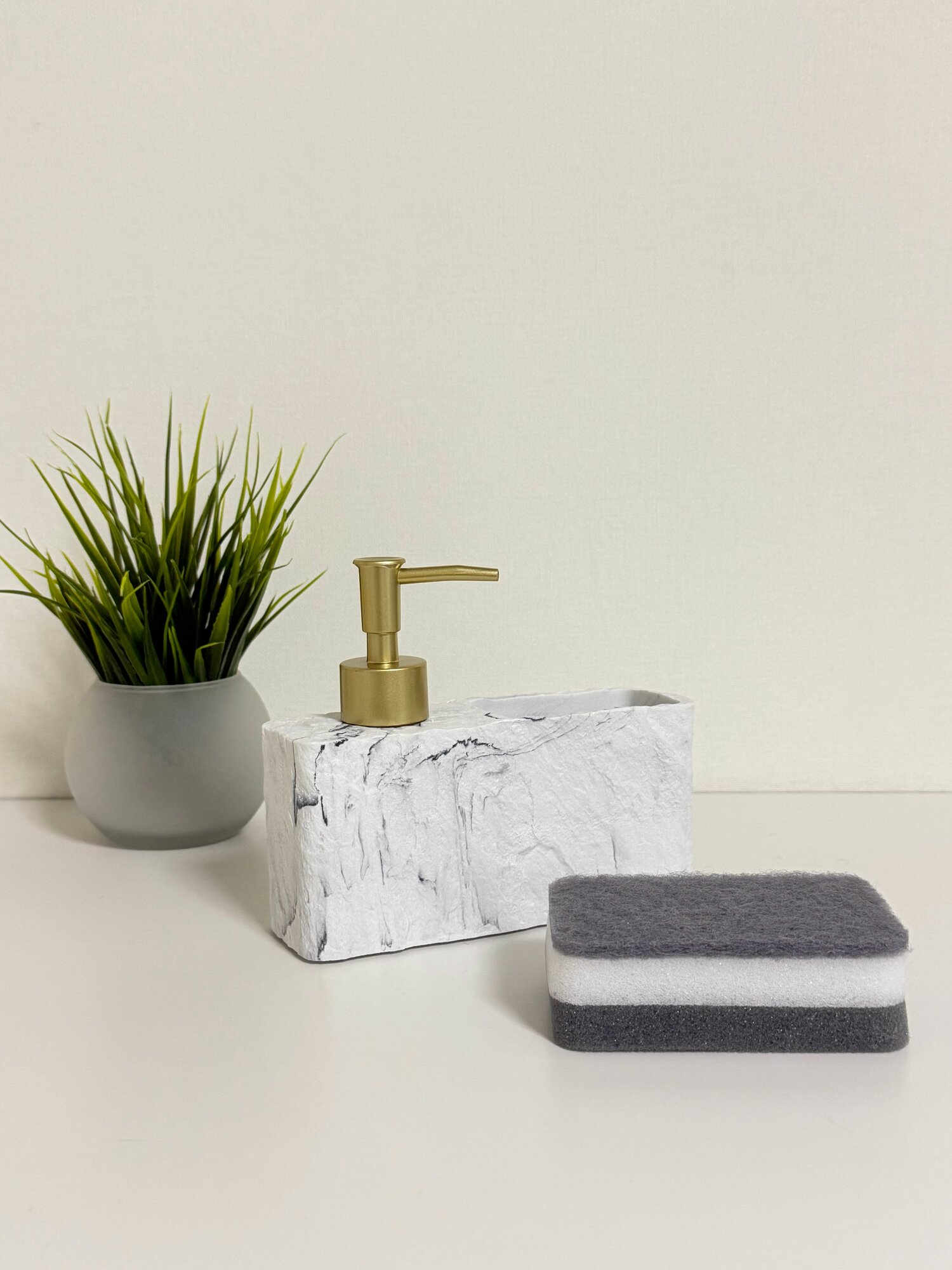Кухонный диспенсер , дозатор для мыла с губкой, "Камень" белый мрамор с золотым дозатором