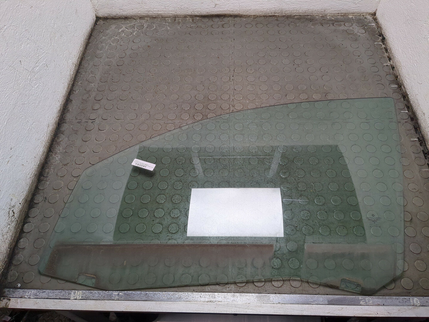 Стекло боковой двери левое переднее Chrysler Pacifica Б/У