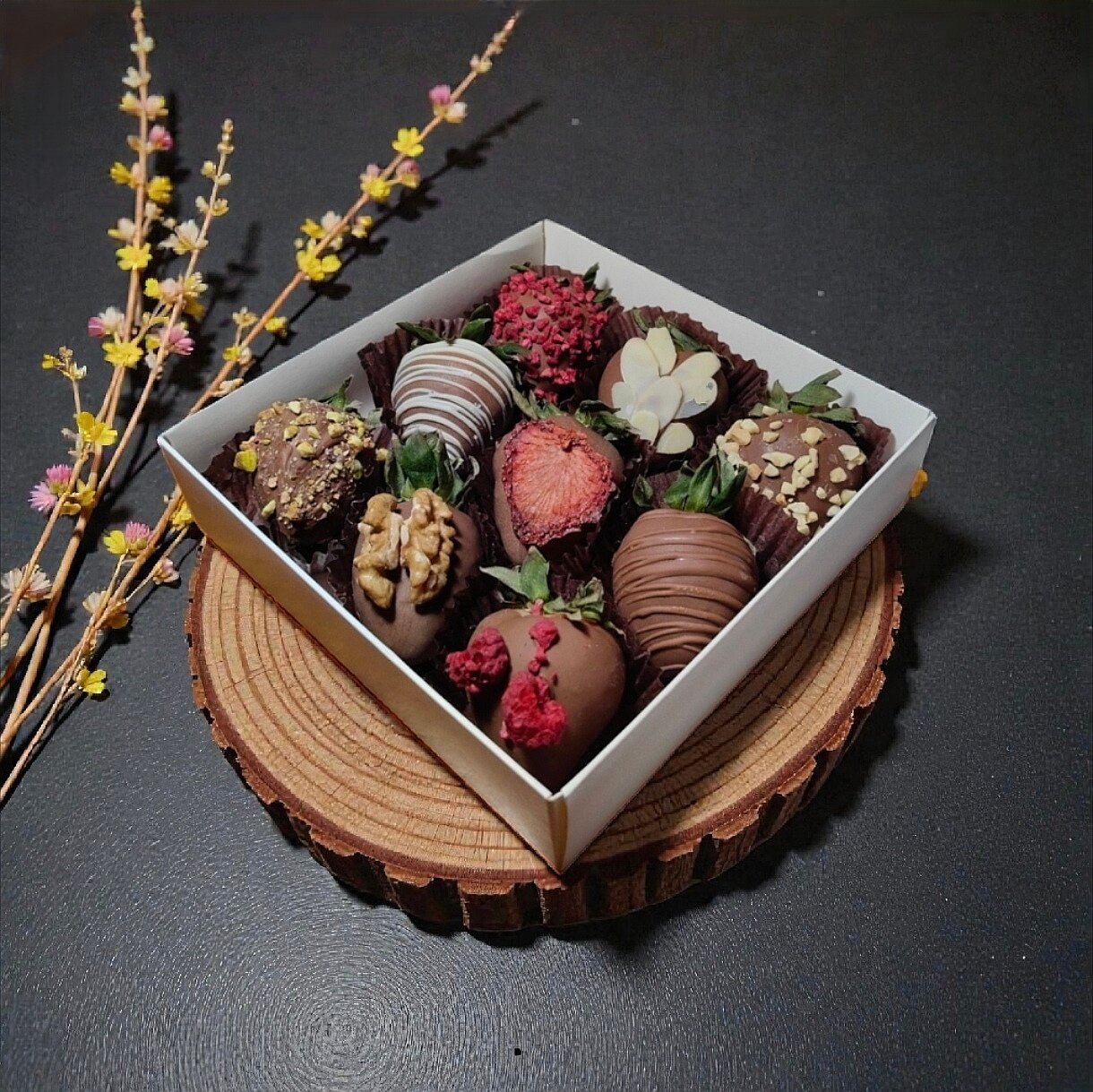 Клубника в молочном шоколаде в белой квадратной коробке | подарок для девушки, жены, на 14 февраля, на день рождения