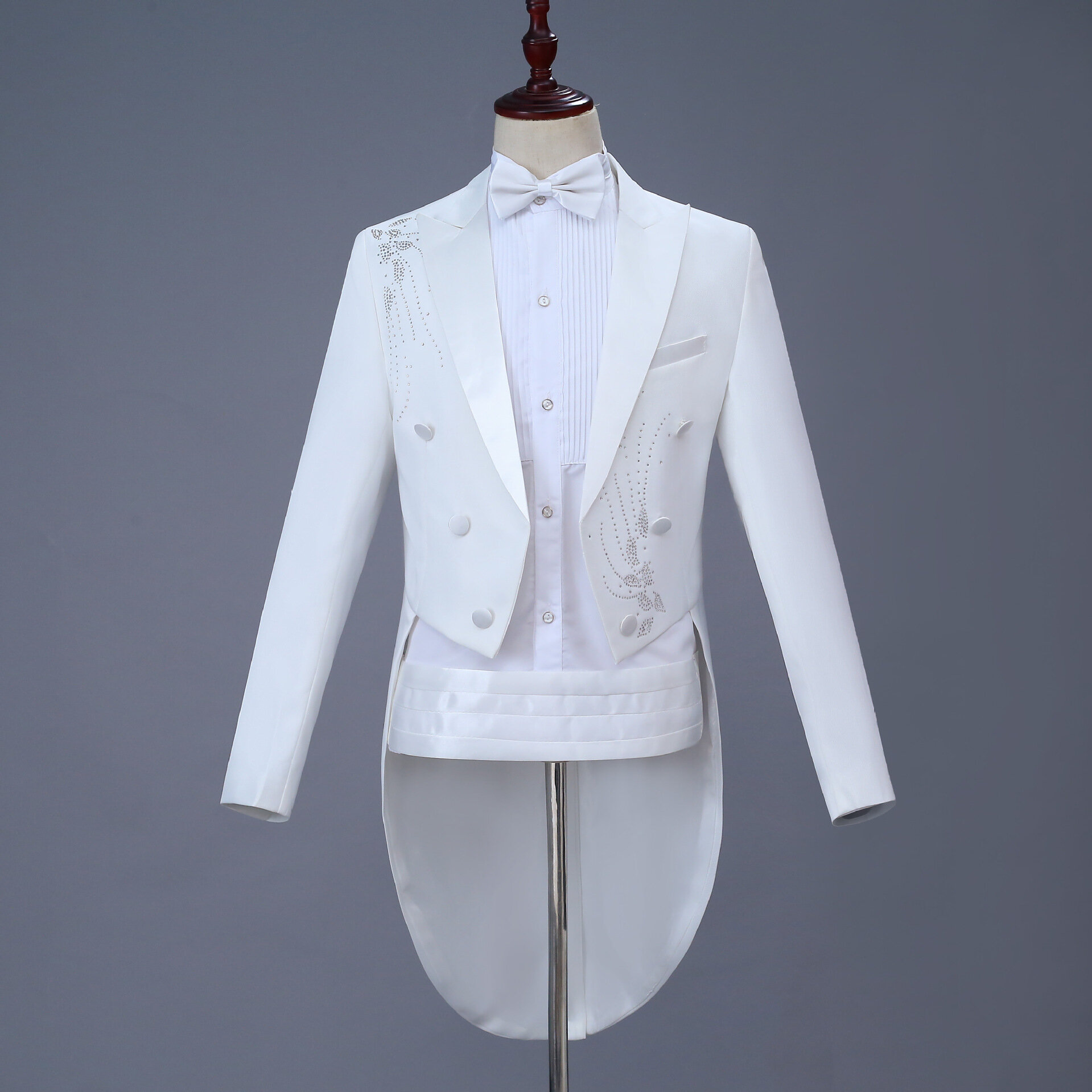 Костюм, мужской, белый с серебристыми бриллиантами, размер М