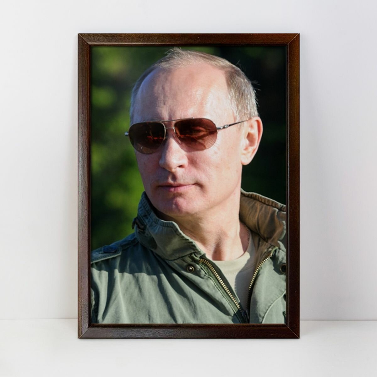 Портрет Владимира Путина на холсте в рамке под дерево / А-3 (30x42 см.)