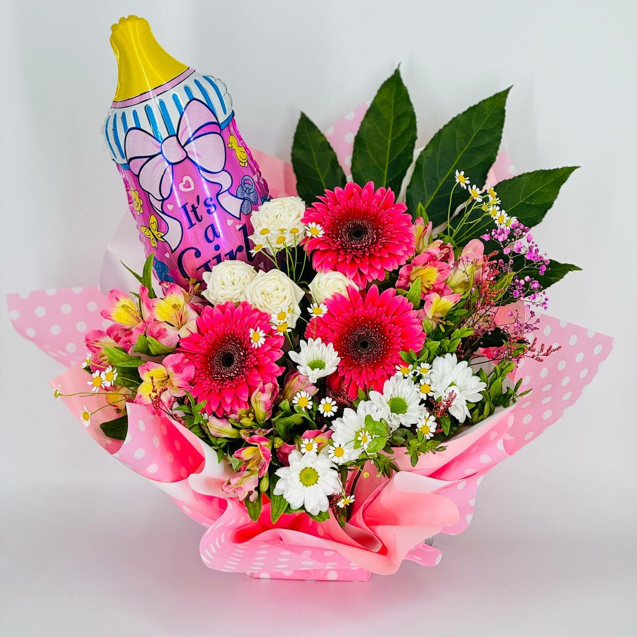 Букет на выписку девочки с фольгированным шариком. Цветы гербера, альстромерия, роза кустовая, танацетум, хризантема