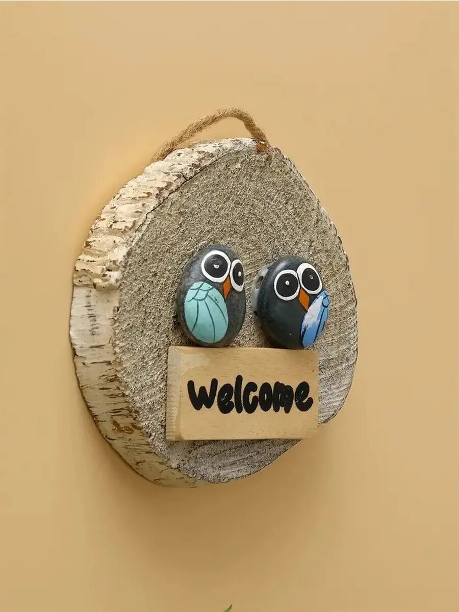 Деревянное панно с надписью "Добро пожаловать"