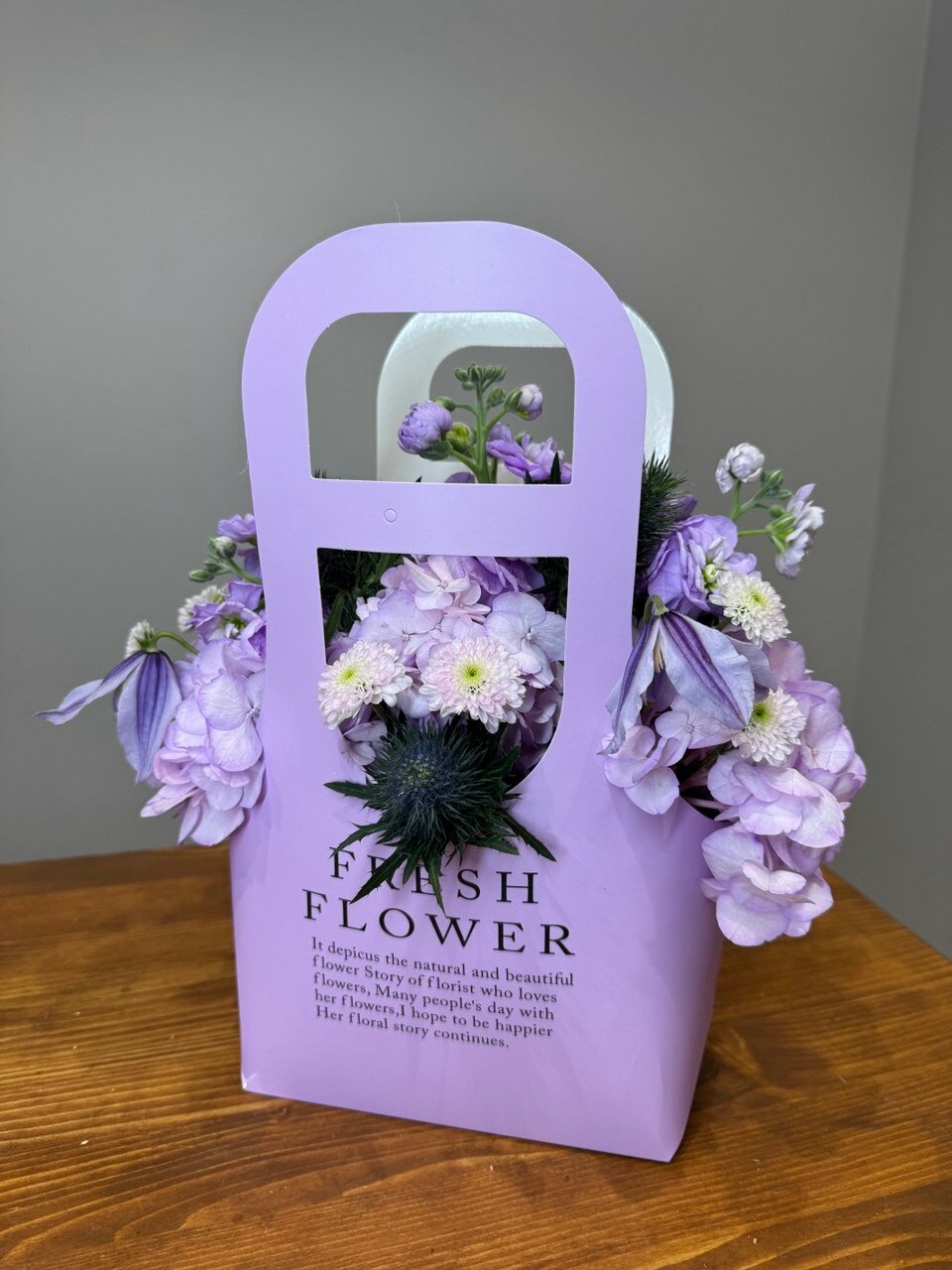 Композиция цветов в сумочке "Lilac II" сиреневом оттенке, гортензия, маттиолла, ирингиум