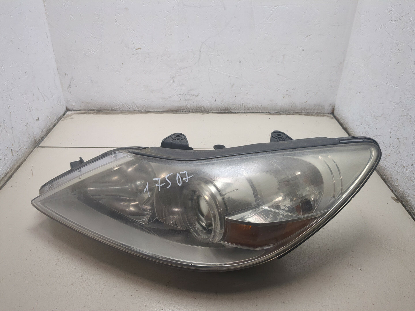 Фара (передняя) левая Hyundai Genesis Б/У