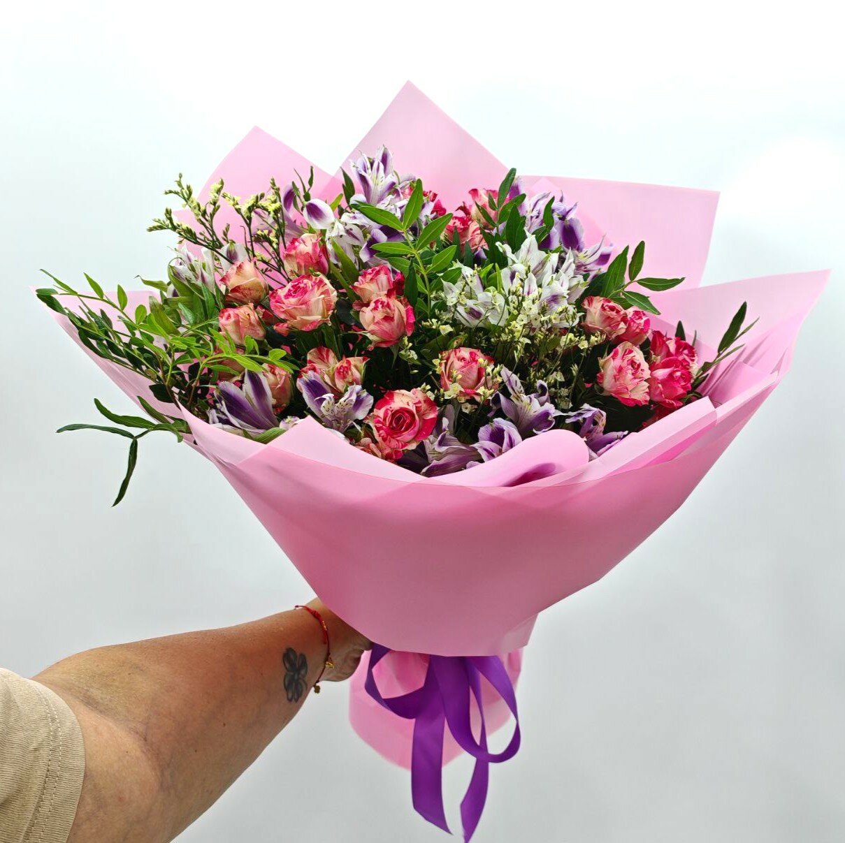 Нежный букет микс цветов на 1 сентября для учителя. Цветы альстромерия, лимониум, роза кустовая