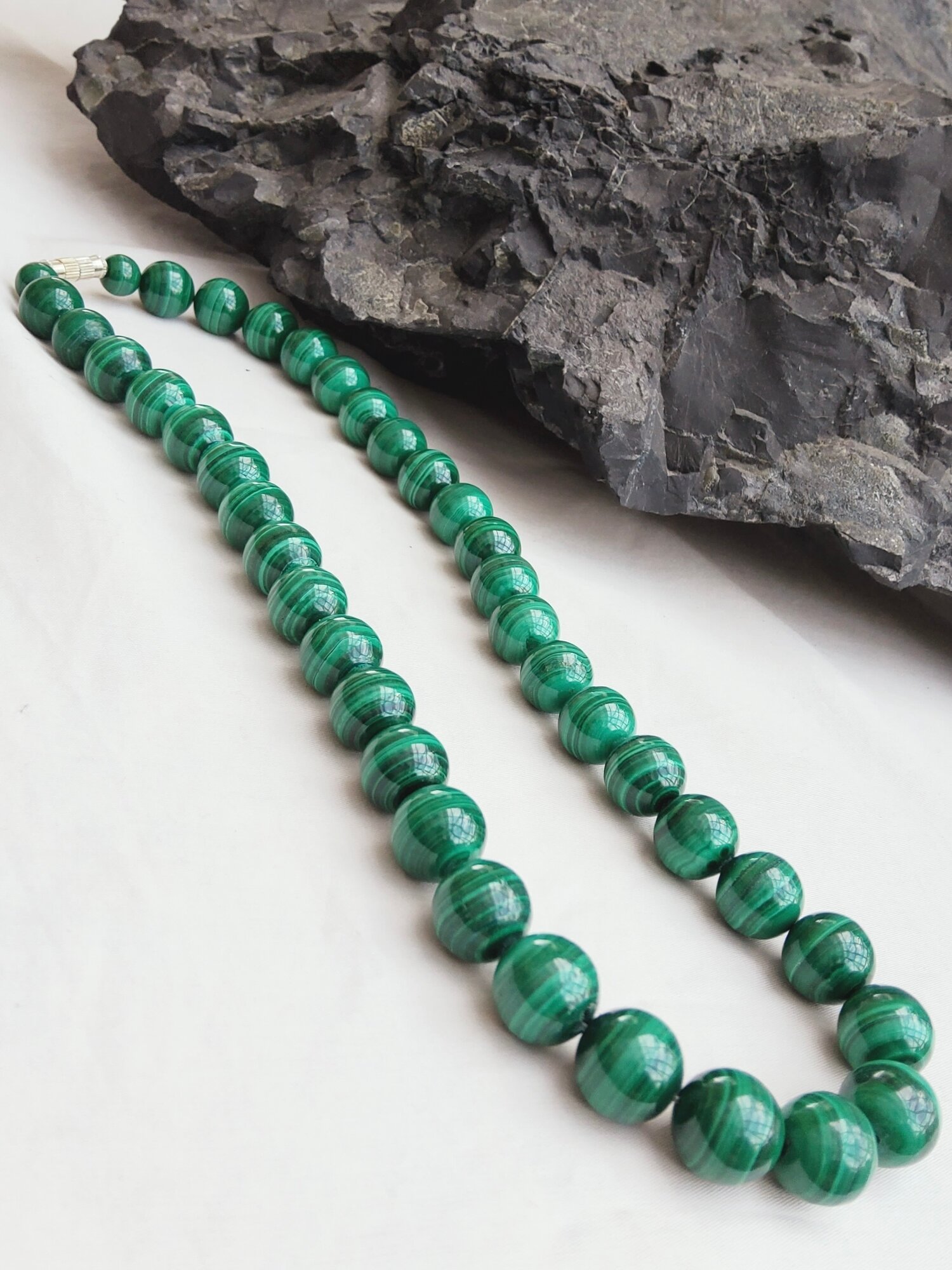 Бусы, малахит