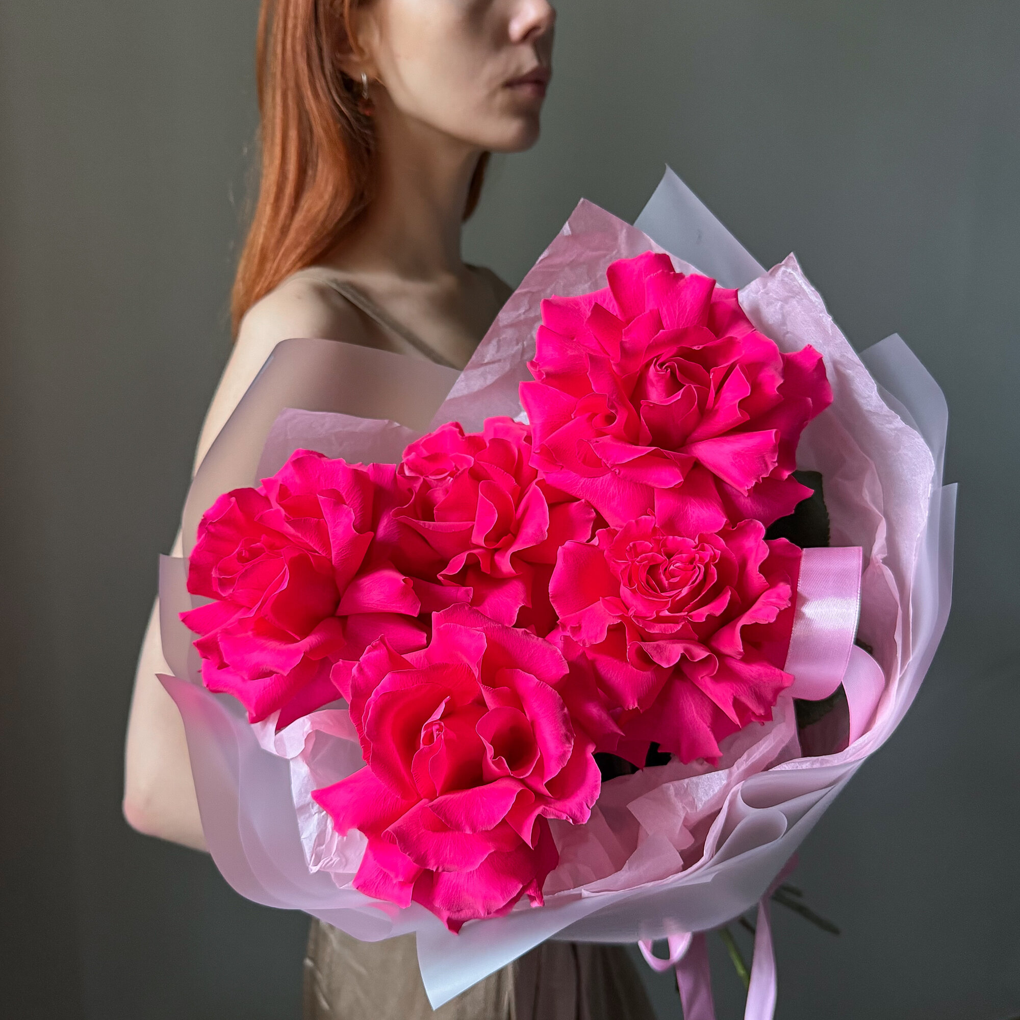 Яркий букет из малиновых французских роз, 5шт, размер S. Veresk 815