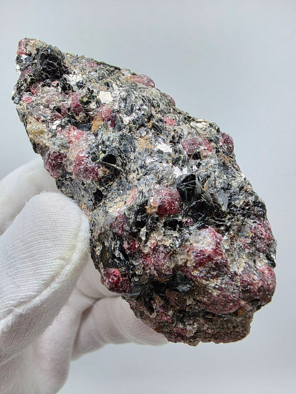 Гранат альмандин, 88 мм, 131 г.