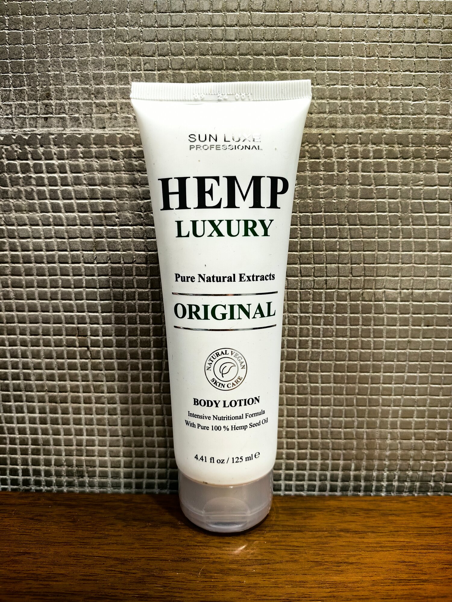 Профессиональный питательный лосьон для ежедневного применения " Hemp Luxury Original" фруктовый аромат, 125 мл