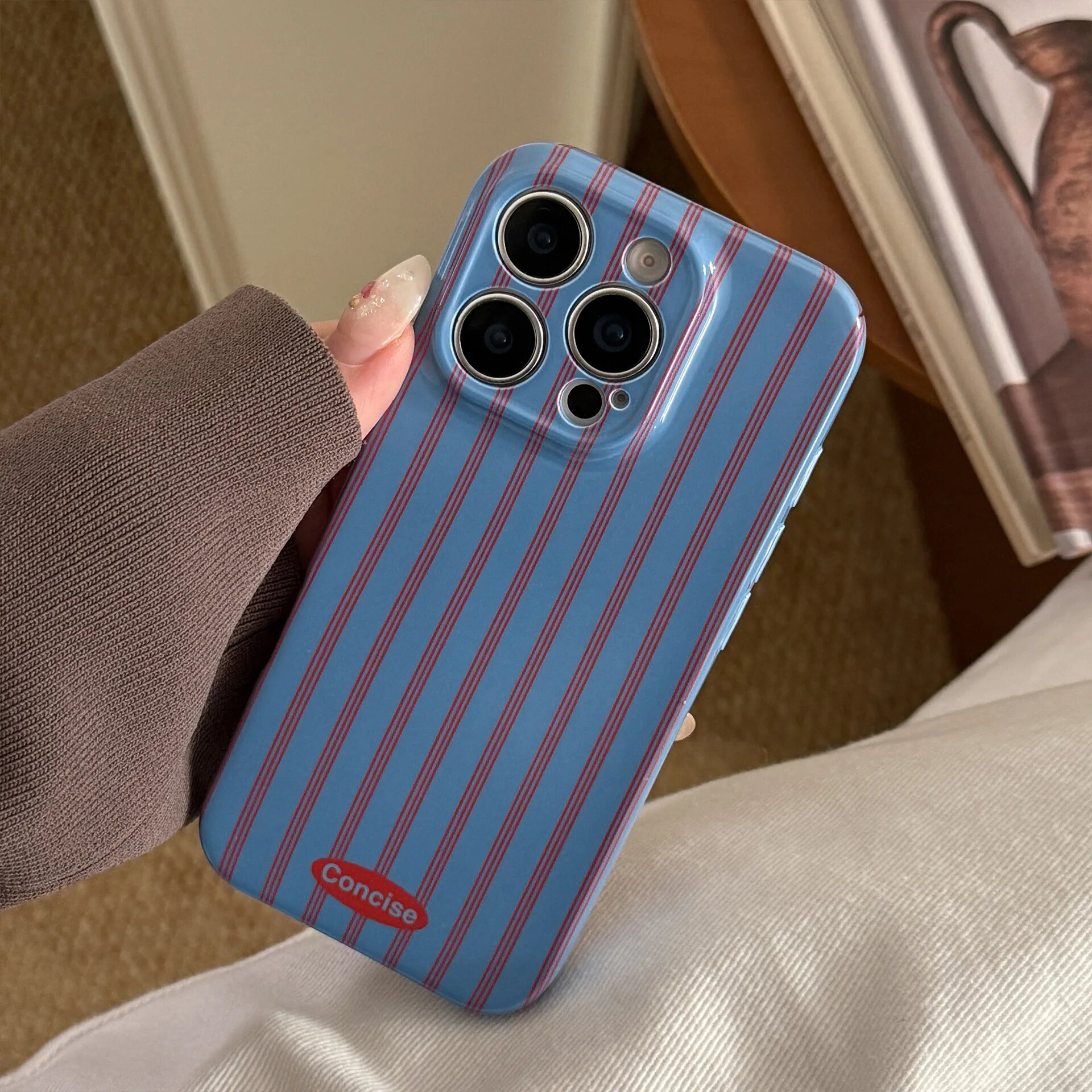 Чехол для iPhone 15 Pro в сине-красную полоску