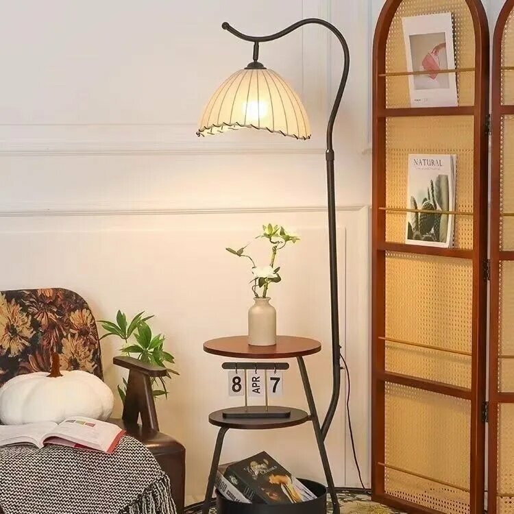 Напольная лампа в стиле ретро