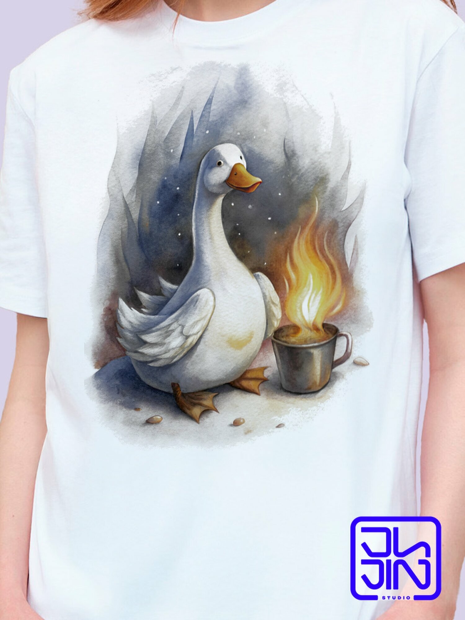 Футболка классическая женская с авторским принтом Смешная черно-белая утка у пестрого костра с веселыми чашками и огнем, белый хлопковый трикотаж с прикольным рисунком на груди