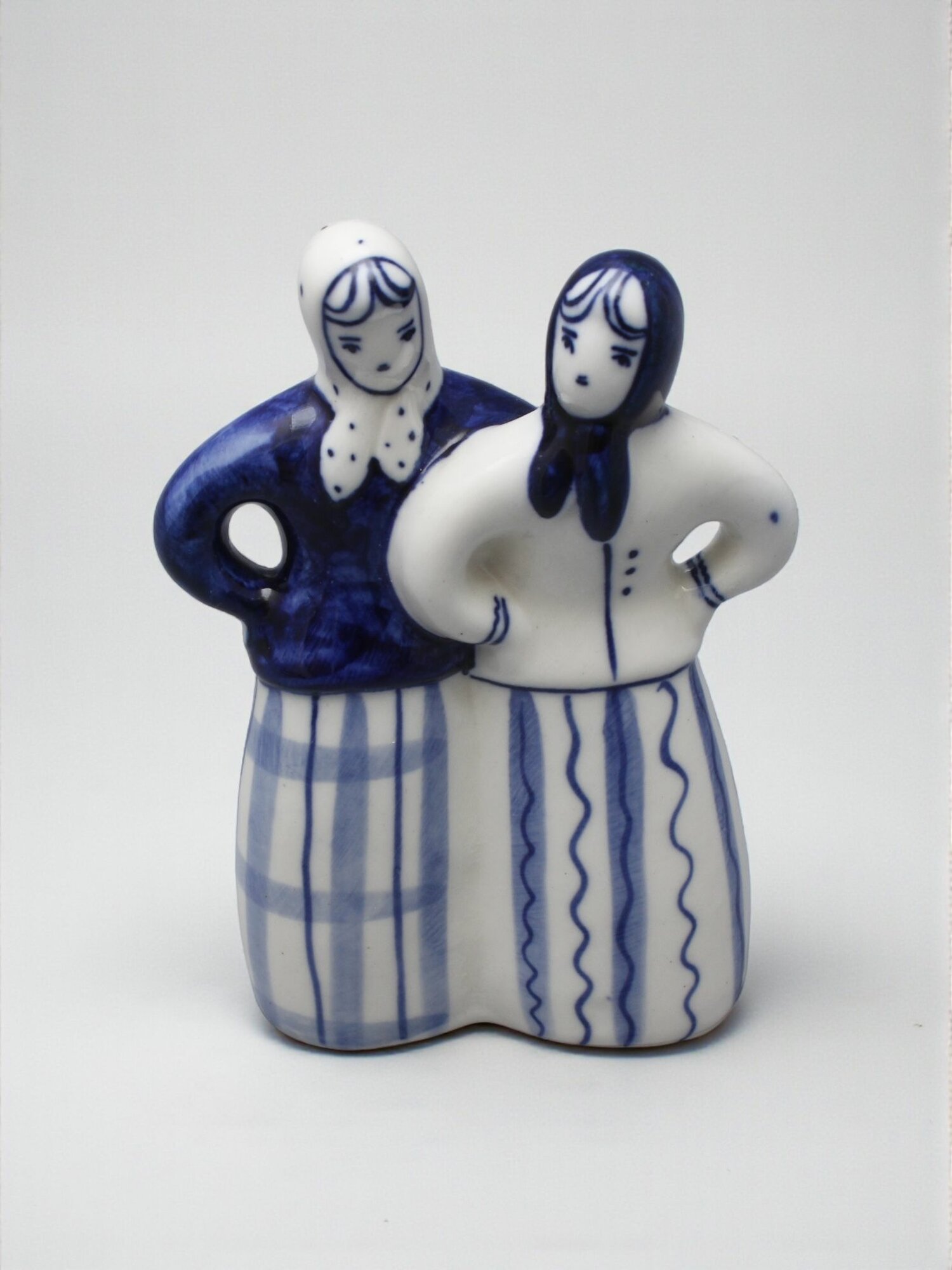 Антикварная статуэтка "Подружки, веселушки, девушки в платочках", фарфор, Гжель, 1970-80 гг.
