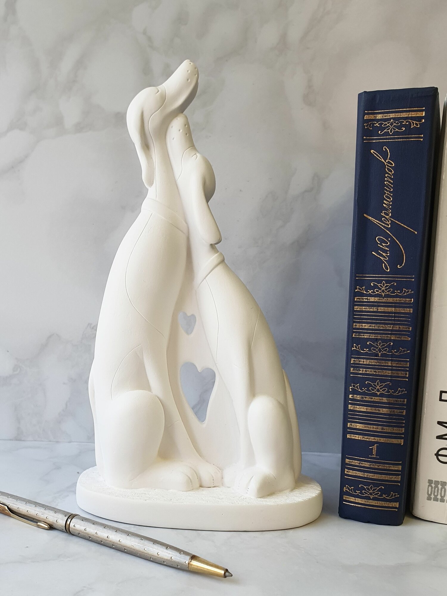 Статуэтка Собаки пара влюбленных, высота 22,5см. Гипс. Цвет белый. Подарок мужчине, руководителю в кабинет, учителю биологии на день рождения, зоологу коллекционеру на юбилей.