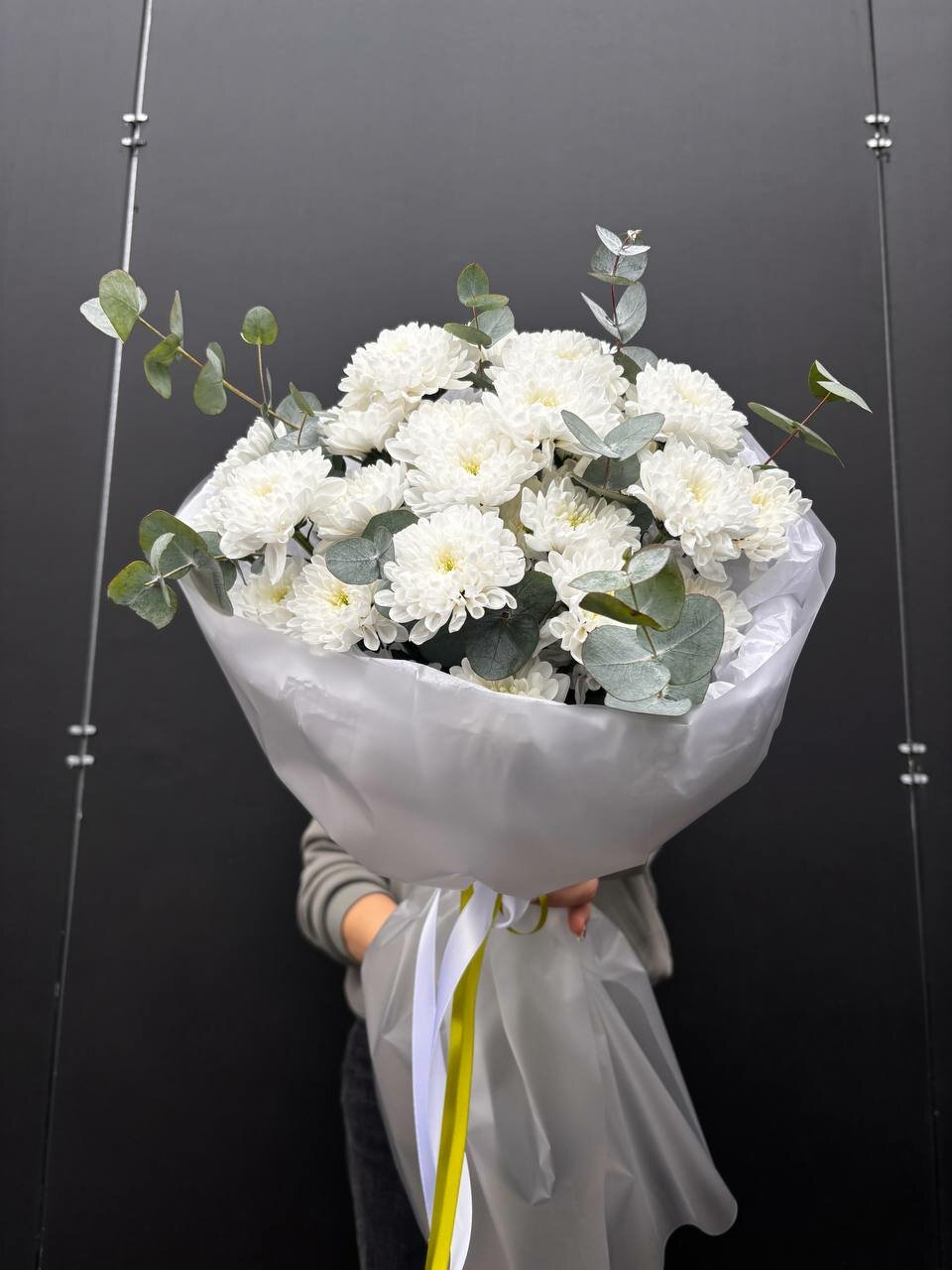 Букет из 5 белых хризантем эвкалиптом в стильной упаковки от Story Flowers