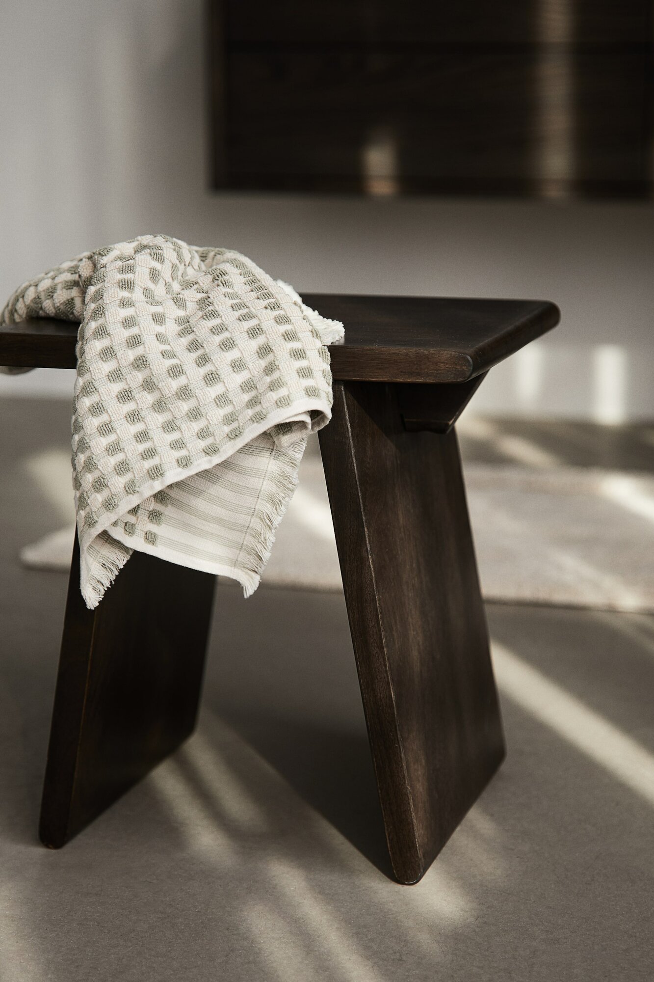 Табурет из мангового дерева H&M Темно-коричневый 30х37х39 см