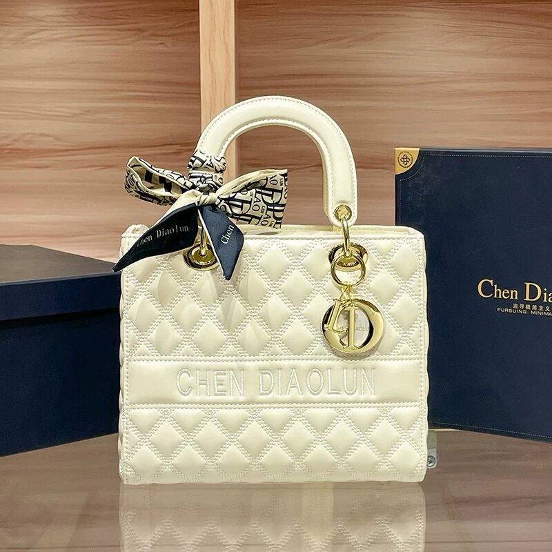 Сумка для женщин принцессы Дианы Гонконга 2026 Новая маленькая сумка Chanel Сумка для женщин Высококачественная дизайнерская роскошная сумка из натуральной кожи с вышивкой