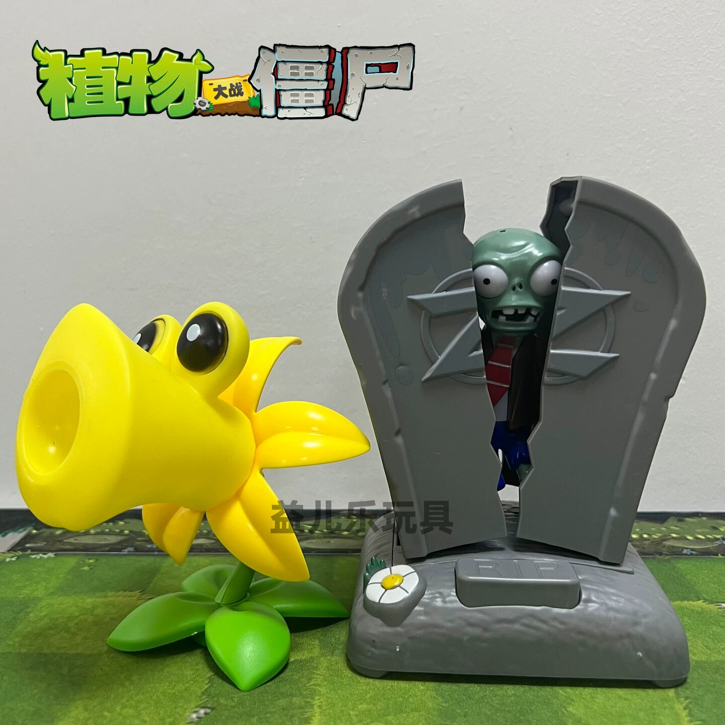 Набор фигурок Plants vs. Zombies: Странник в гробу и Ветряная горошина с 3 снарядами