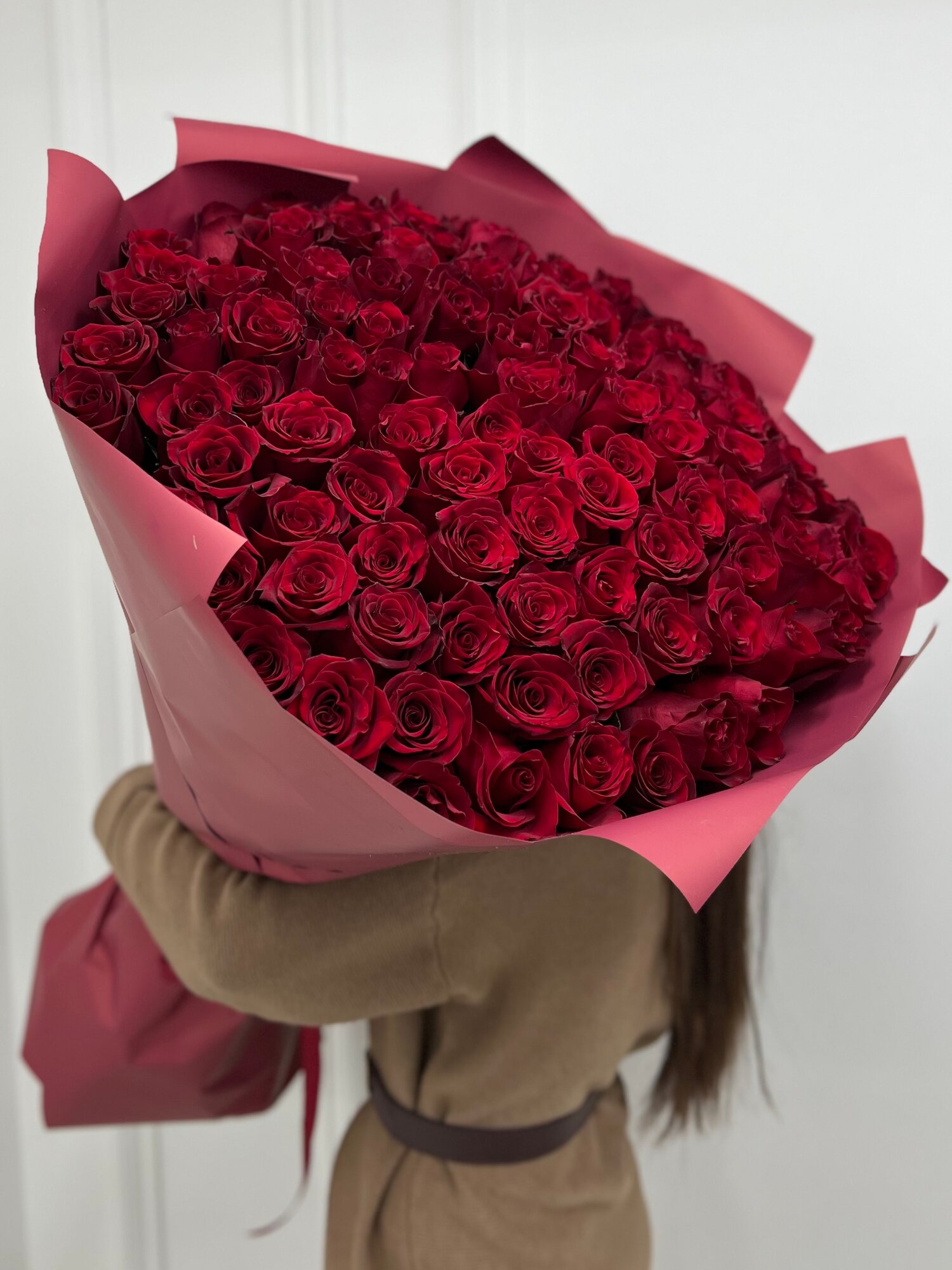 Гламелия цветы Букет из 101 красной розы Explorer 70 см ширина 50 высота 70 длина 40 в бордовой упаковке — свежие розы с доставкой по Москве