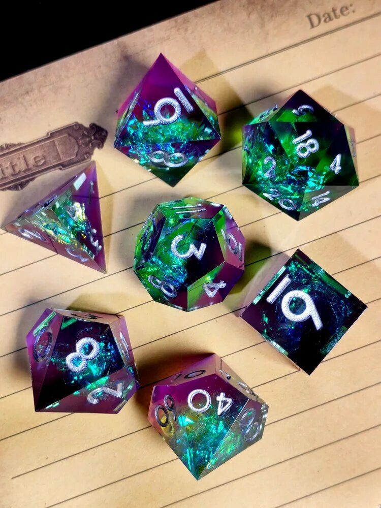 Набор кубиков ДнД из смолы, дайсы для настольных игр Dungeons & Dragons, прозрачные светло-зелёные с серебряными цифрами