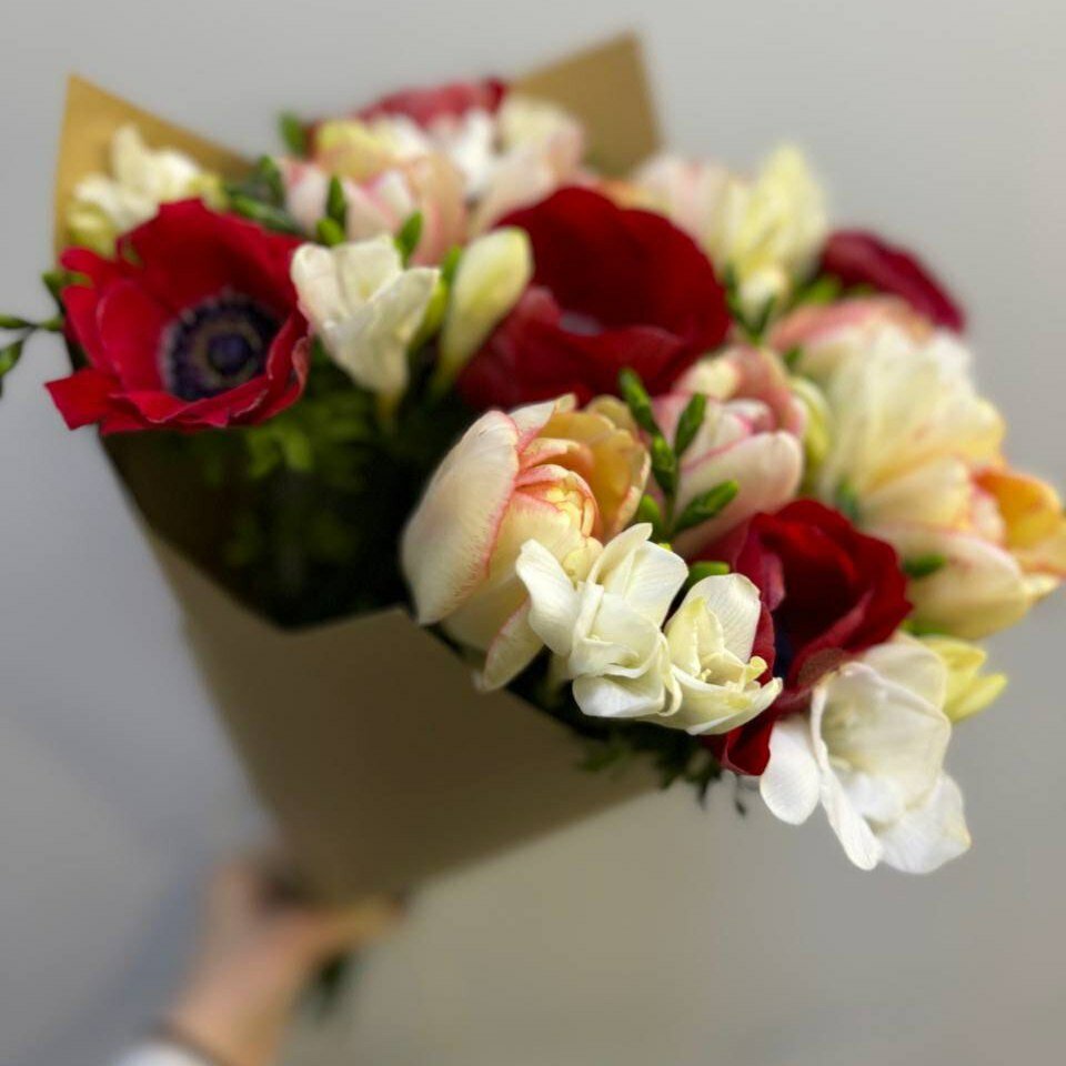 Букет из алых анемонов