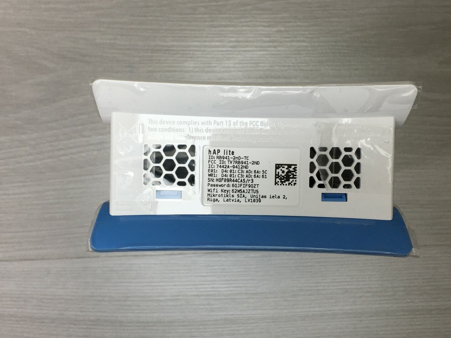 Беспроводной роутер MikroTik hAP lite TC. 802.11n + 4x10/100 Мбит/с