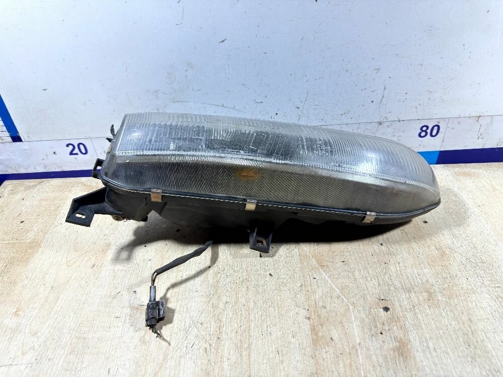 Фара правая Mitsubishi Galant MR124252