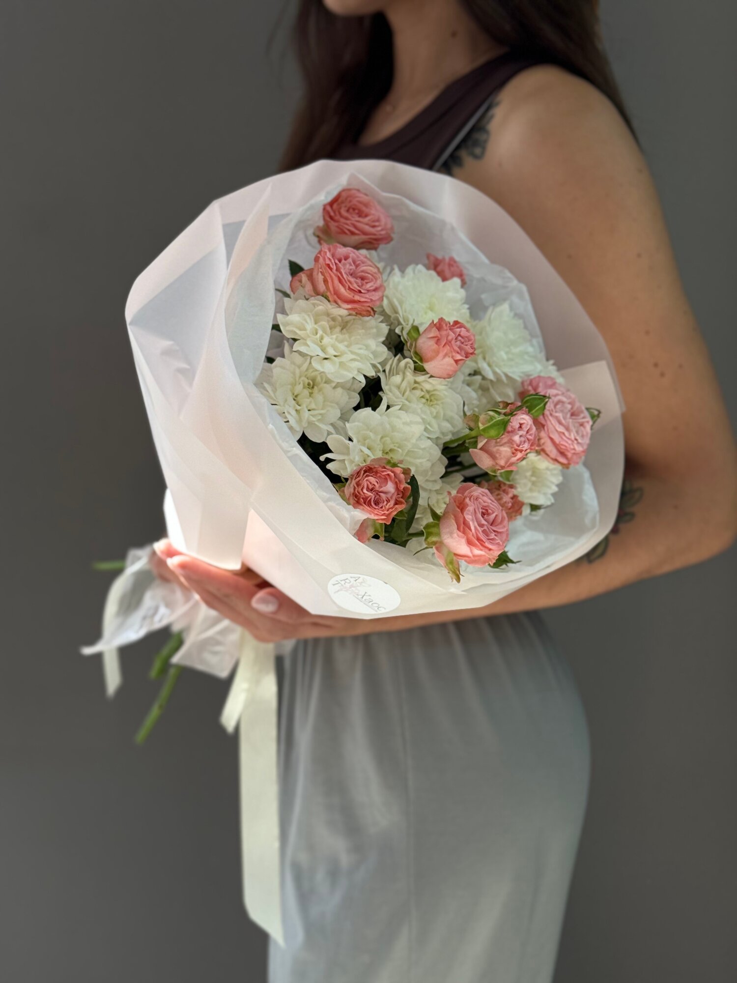 Хризантема кустовая и пионовидные кустовые розы в букете «Нежность для тебя»