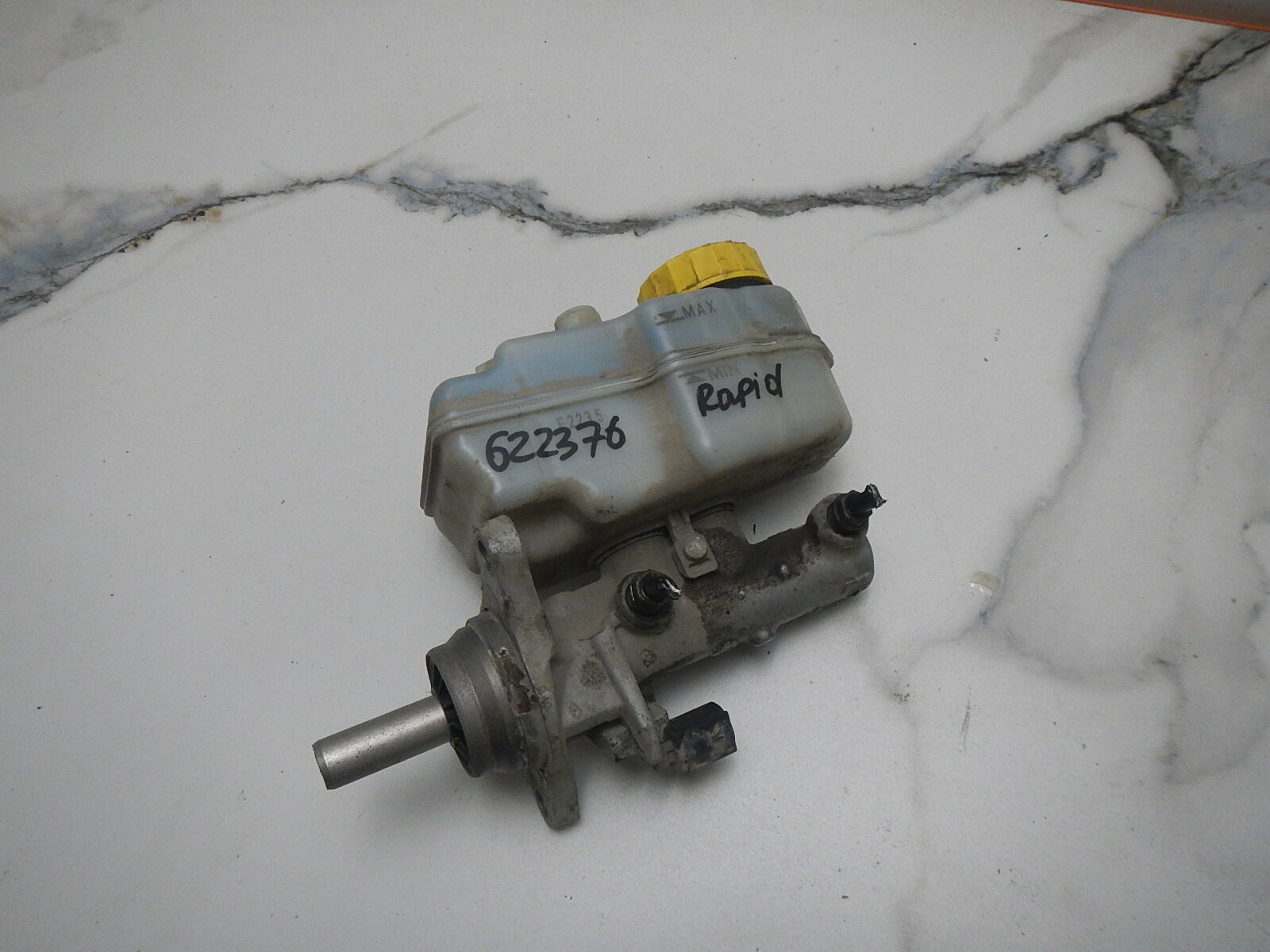 Б/У Цилиндр тормозной главный, Skoda (Шкода)-RAPID (12-) SKODA Rapid (12-) Без видимых повреждений. 622376 VAG арт. 6R16...