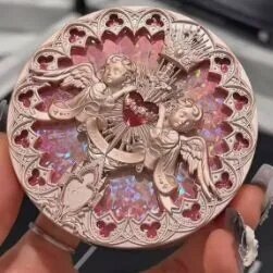 Пудра-хайлайтер Flower Knows Little Angel Emboss, естественно осветляет водянистую и трехмерную основу для макияжа.