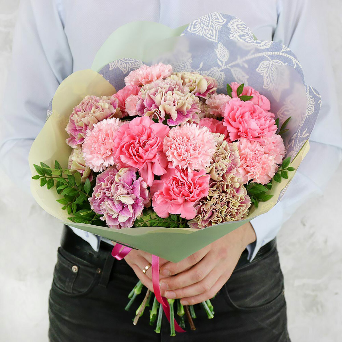 Букет "Букет Маркет", гвоздики, листья фисташки, 25 штук, высота 40см