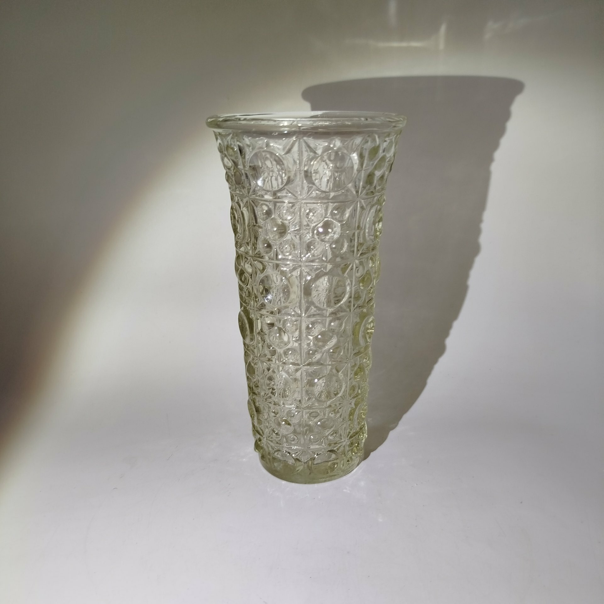 Ваза для цветов с рельефным геометрическим декором, стекло