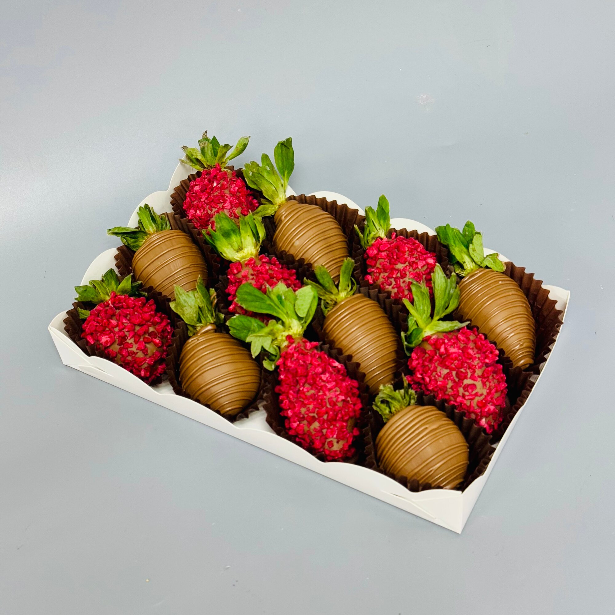 Набор клубника в шоколаде «Малиновый» (12-15 штук) в подарочной упаковке с бантиком