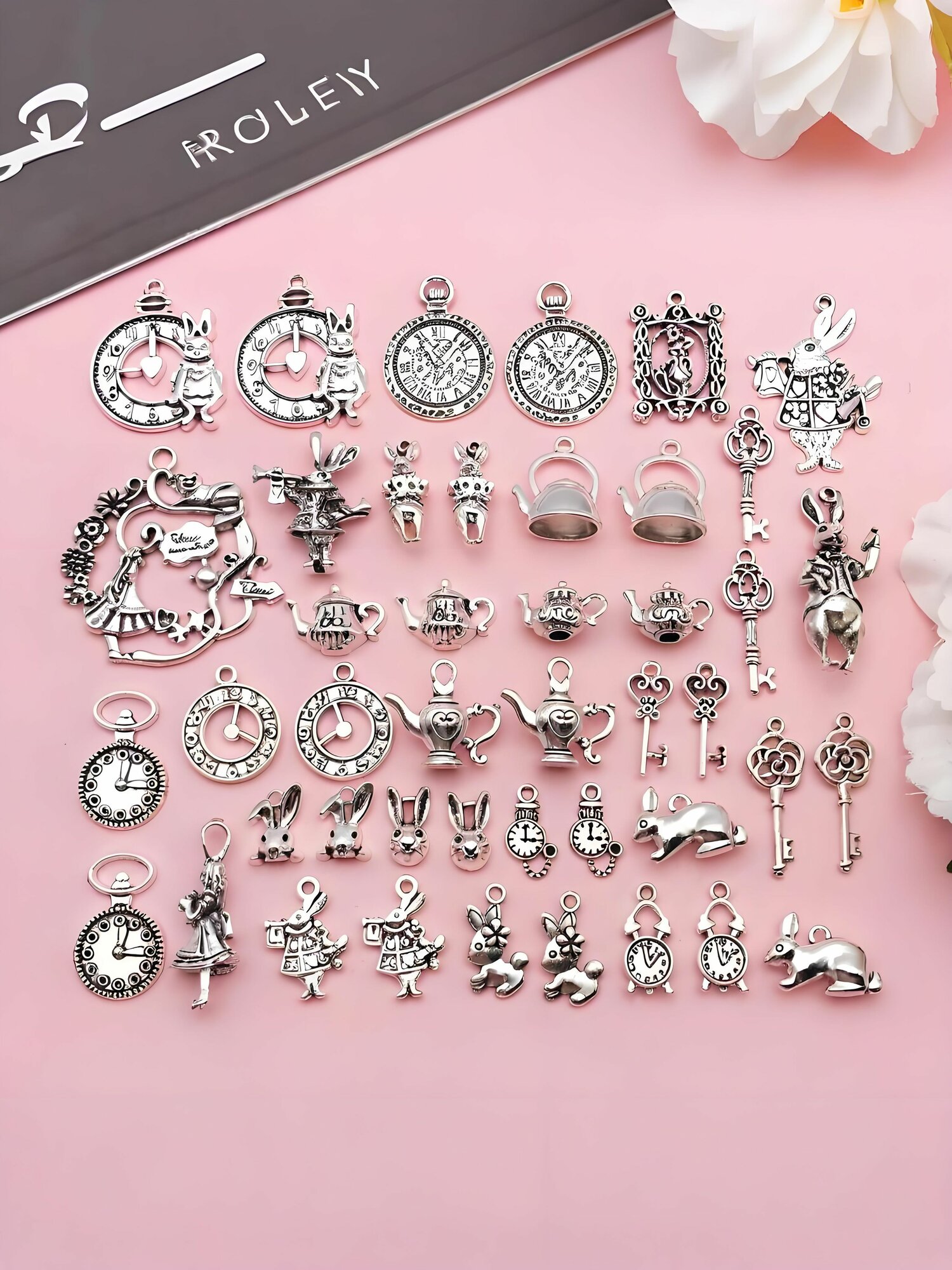 44 винтажных подвески в стиле Алиса в Стране чудес (25 дизайнов)