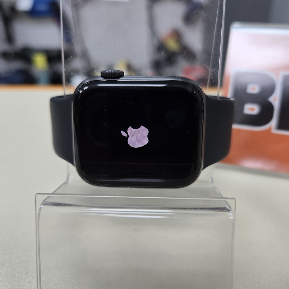 Смарт-часы Apple Watch Series 5 44мм, корпус черный, спортивный ремешок черный, б/у, уценка