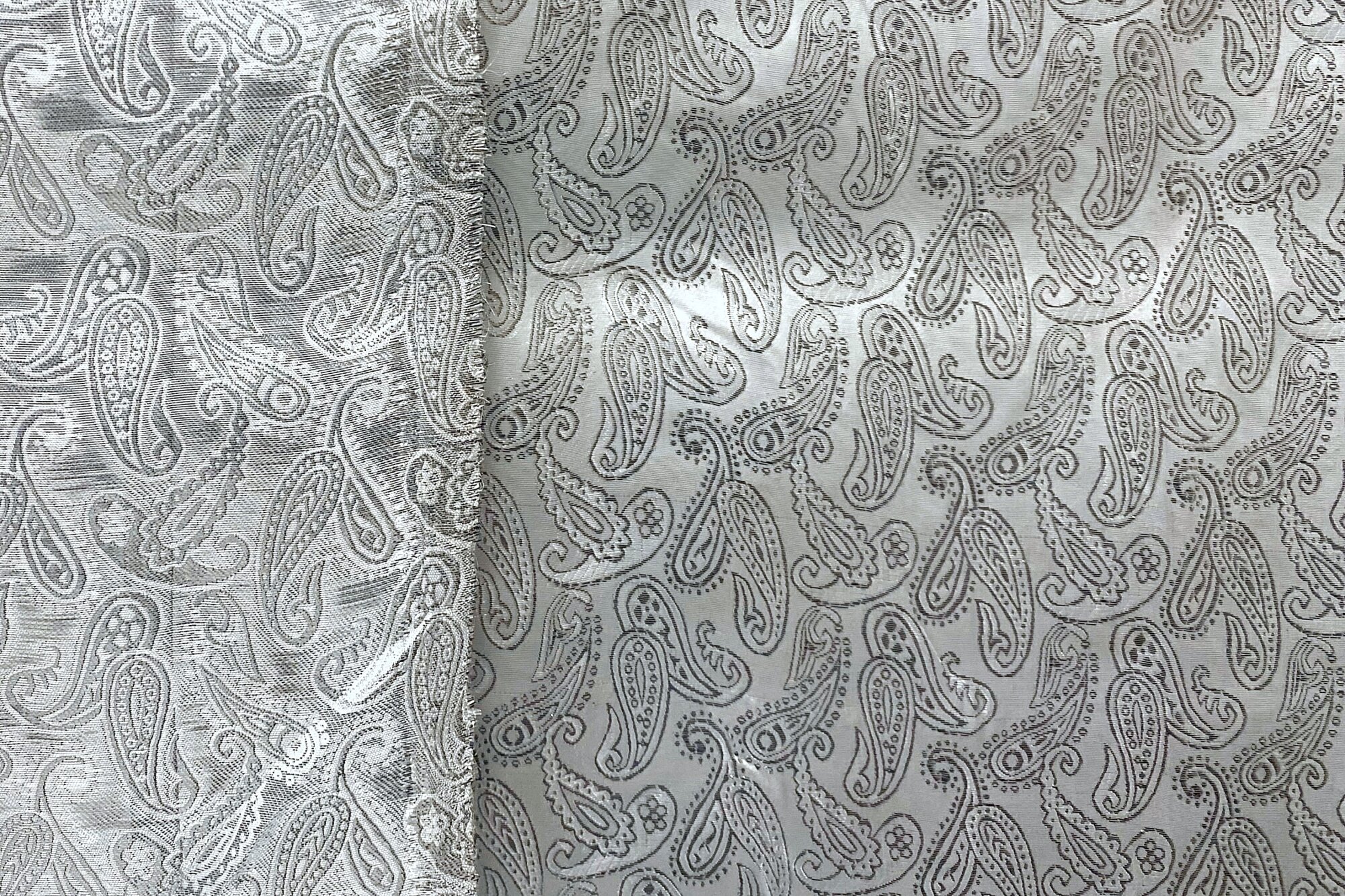 Ткань Парча жаккард серебряные пейсли на белом, ш110см, 0,5 м