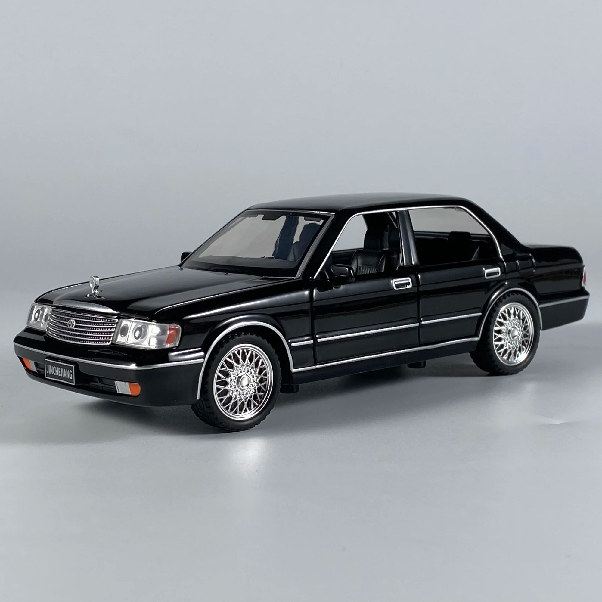 Maisto 1:32 Toyota Crown Royal Черный
