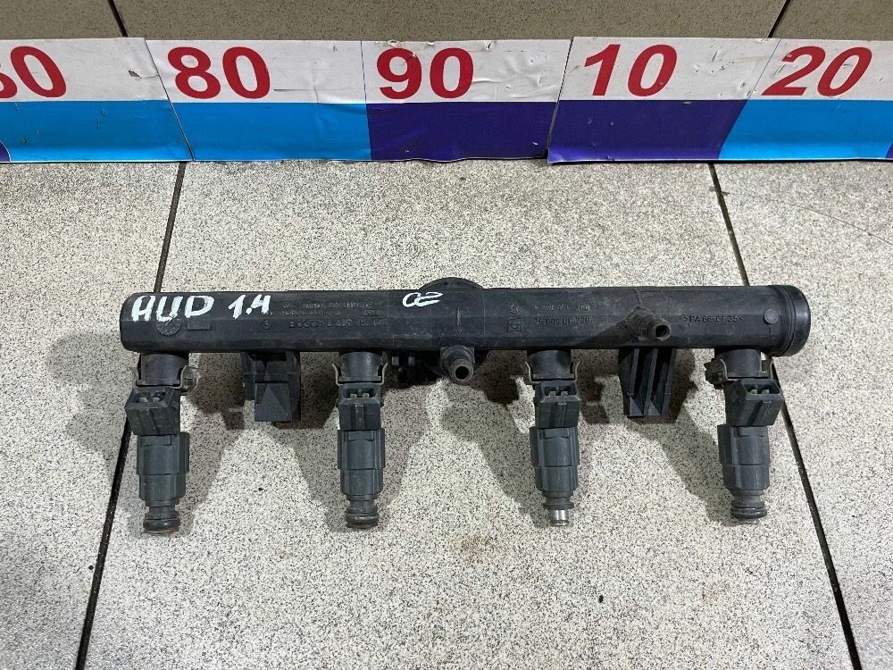 Форсунка инжекторная Volkswagen Polo III 030906031J