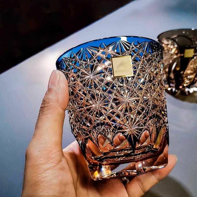 Бокал для крепких алкогольных напитков из хрусталя.
