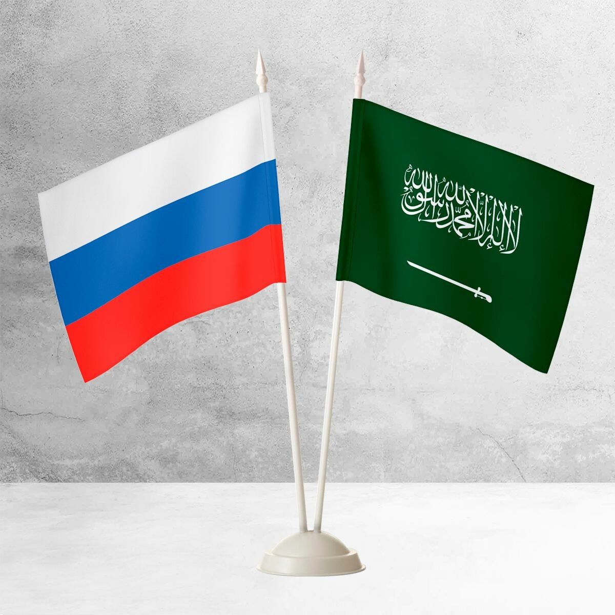 Настольные флаги России и Саудовской Аравии на пластиковой белой подставке